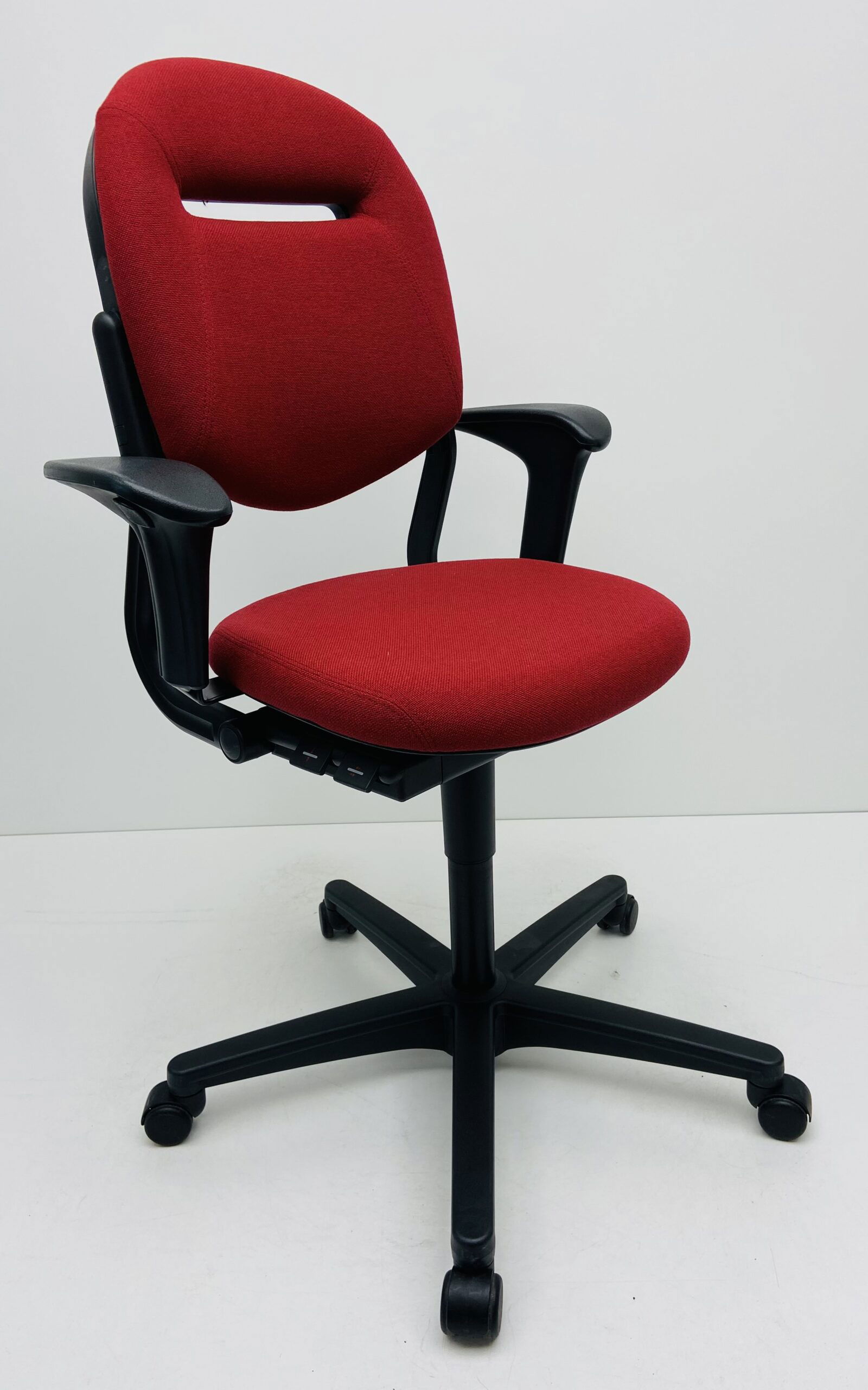 Bureaustoel Ahrend 220 rood | Gebruiktebureaustoel.nl